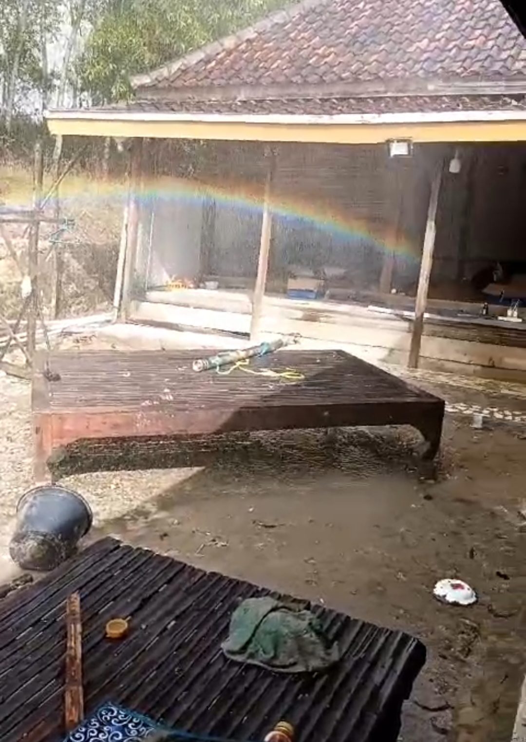 Fenomena Kemunculan Pelangi di Depan Langgar dan Semburan Air di Omben ...