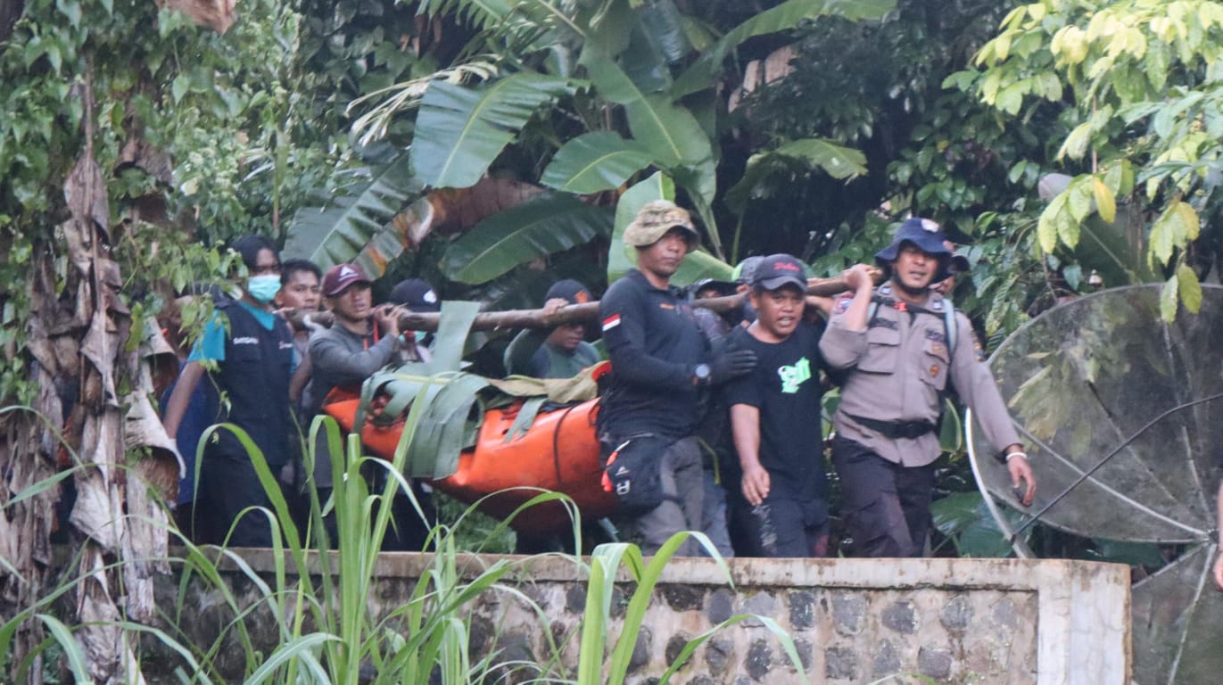 Penuh Perjuangan Polisi Bersama Tim SAR Berhasil Evakuasi Jenazah ...