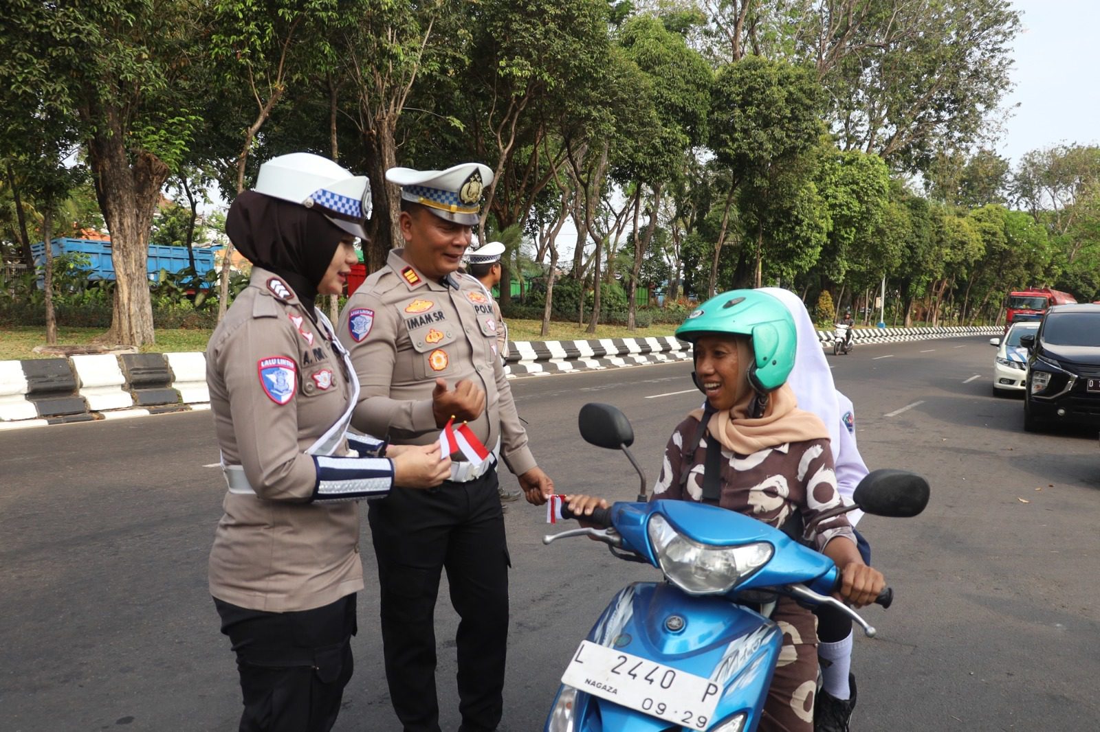 Sambut HUT ke-80 RI, Satlantas Pelabuhan Tanjung Perak Ajak Pengemudi Truk Kibarkan Merah Putih ...